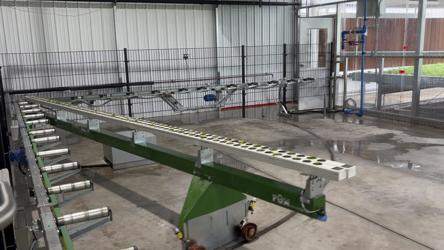 Turning station for gutter systems